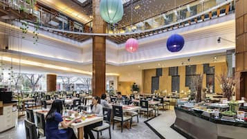 2 restaurantes, é servido café da manhã