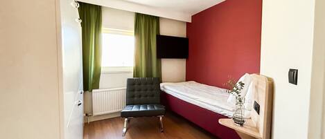 Good Morning Triple Room | Secretária, cortinas/cortinados opacos, Wi-fi grátis