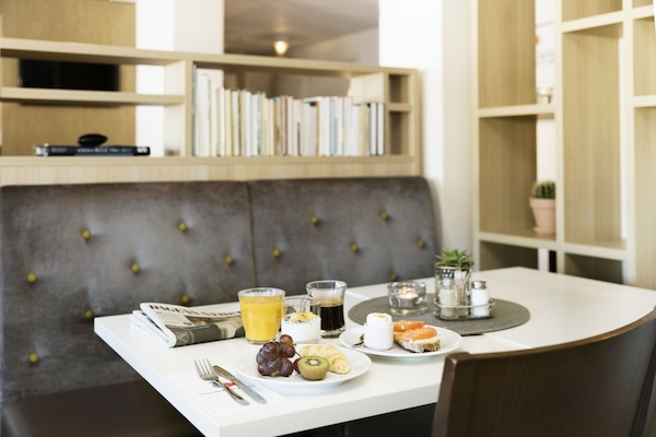 Pequeno-almoço tipo buffet diário mediante uma taxa