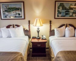 Camas com colchões pillow-top, escrivaninha