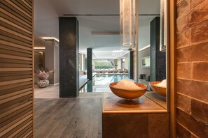 Salas para tratamentos a dois, sauna seca, banheira de hidromassagem
