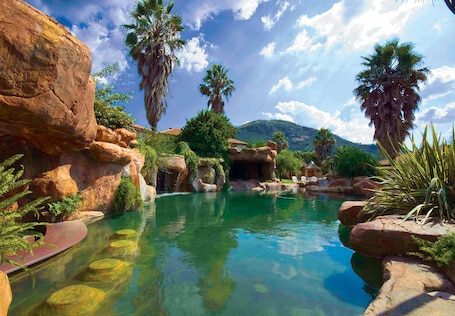 2 piscinas exteriores . Glenburn Lodge & Spa