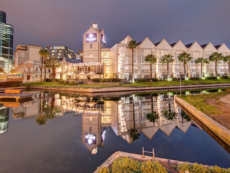 Fachada da propriedade à noite