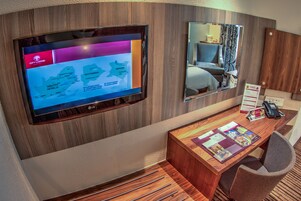 Cofres nos quartos, escrivaninha, ferros/tábuas de passar roupa