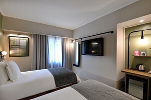 Roupas de cama premium, cofres nos quartos, escrivaninha