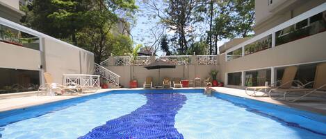 Piscina externa, funciona das 10h às 22h, espreguiçadeiras