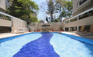 Piscina exterior, da(s) 10:00 à(s) 22:00, espreguiçadeiras
