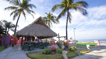 7 bares/lounges, 5 bares junto à piscina, 2 bares na praia