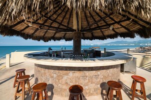 7 bares/lounges, 5 bares junto à piscina, 2 bares na praia 