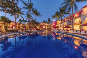 5 piscinas exteriores, guarda-sóis, espreguiçadeiras 