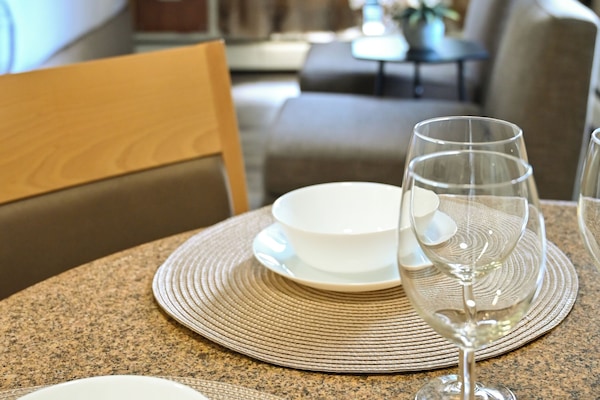 Apartamento, 2 camas Queen, sacada | Cozinha privada | Micro-ondas, cafeteira/chaleira, chaleira elétrica, torradeira