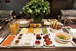 Pequeno-almoço tipo buffet diário (20.95 EUR por pessoa) 