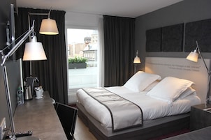 Quarto superior, 1 cama Queen, sacada, vista para a montanha (Vue sur Puy de DÃ´me & la CathÃ©drale) | Roupas de cama premium, cofres nos quartos, individualmente mobiliados