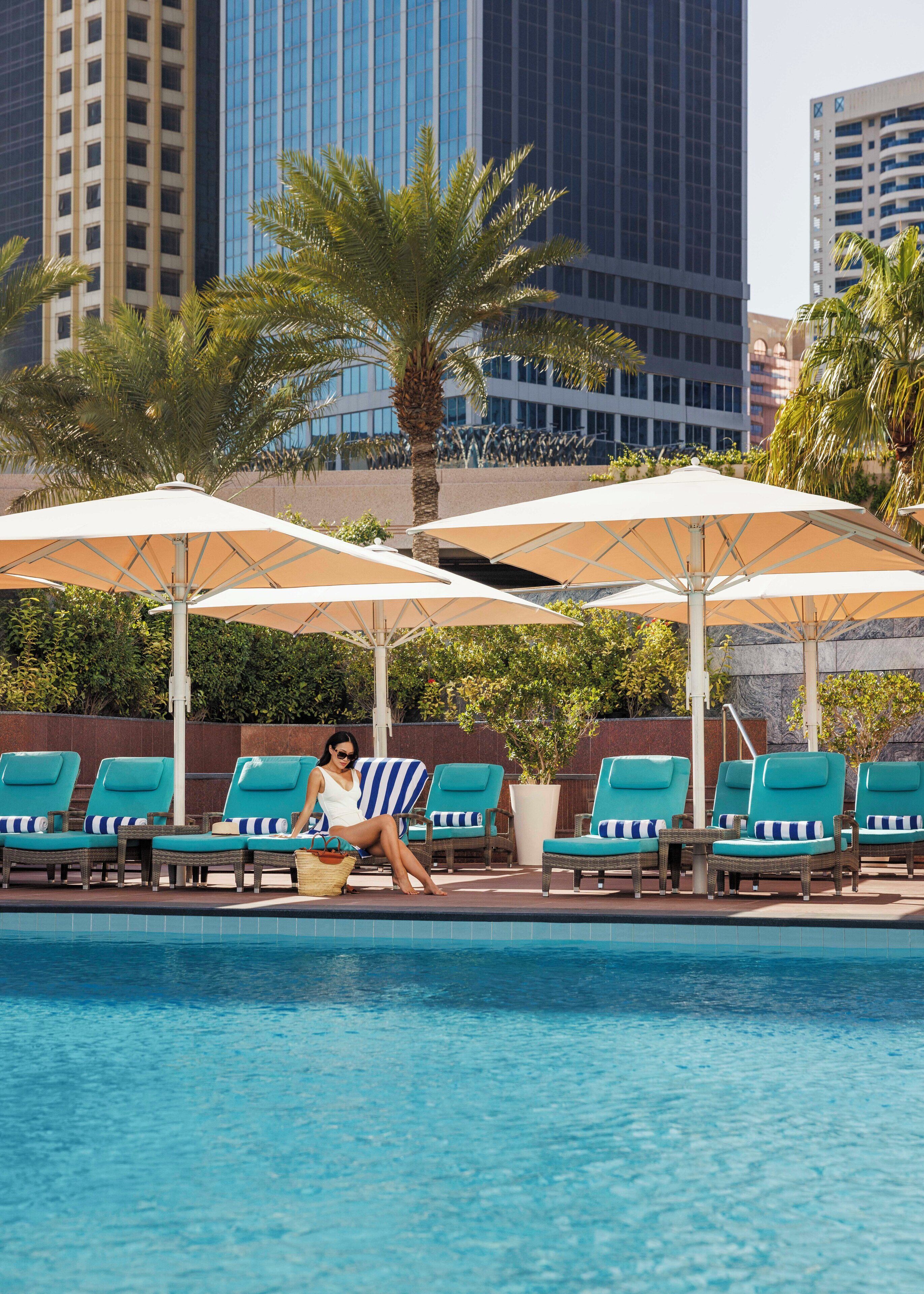 Piscina externa, barracas de cortesia, guarda-sóis