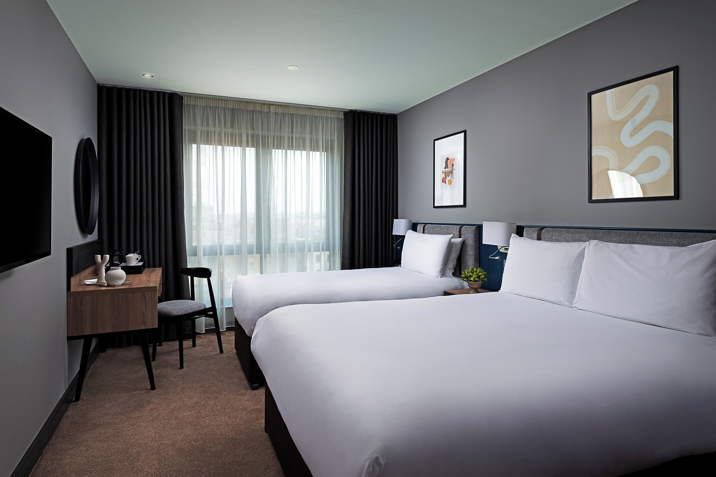 Quarto triplo | Cofres nos quartos, escrivaninha, ferros/tábuas de passar roupa