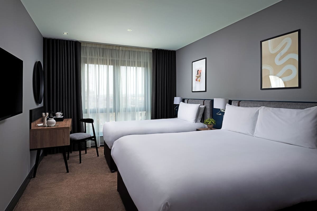 Quarto triplo | Cofres nos quartos, escrivaninha, ferros/tábuas de passar roupa