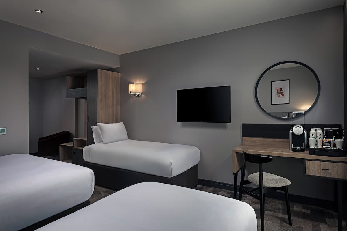 Quarto família | Cofres nos quartos, escrivaninha, ferros/tábuas de passar roupa