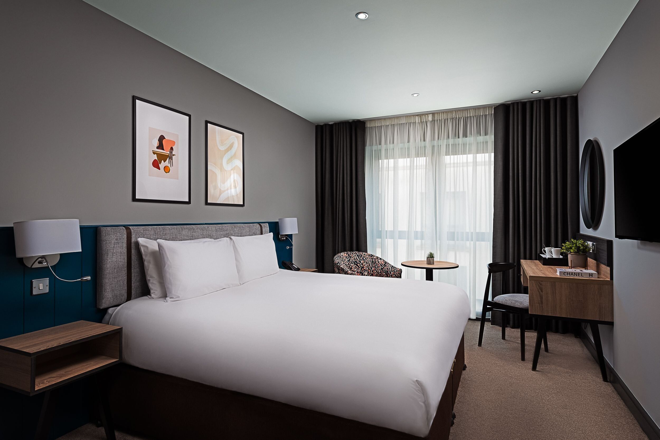 Cofres nos quartos, escrivaninha, ferros/tábuas de passar roupa