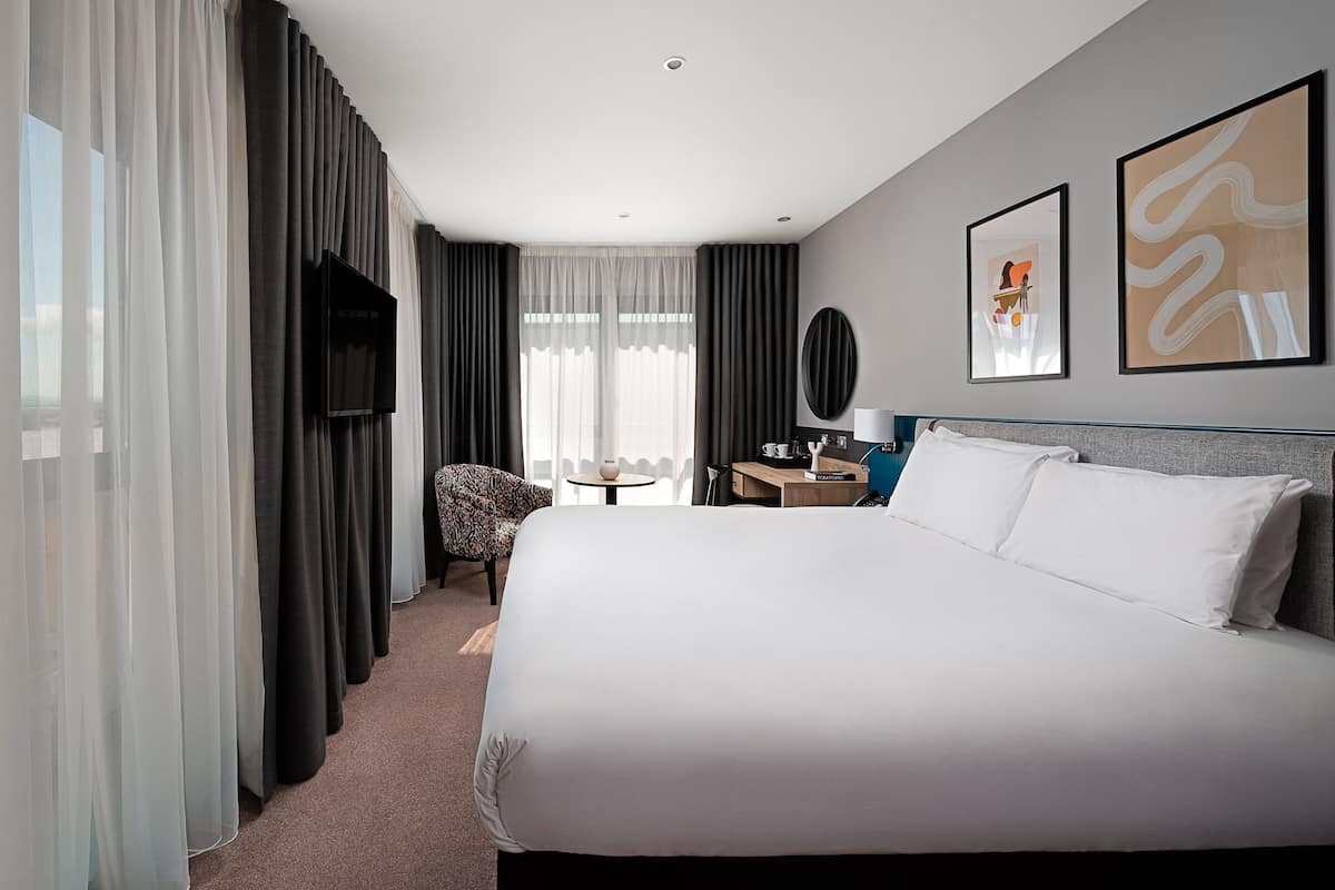 Quarto casal | Cofres nos quartos, escrivaninha, ferros/tábuas de passar roupa