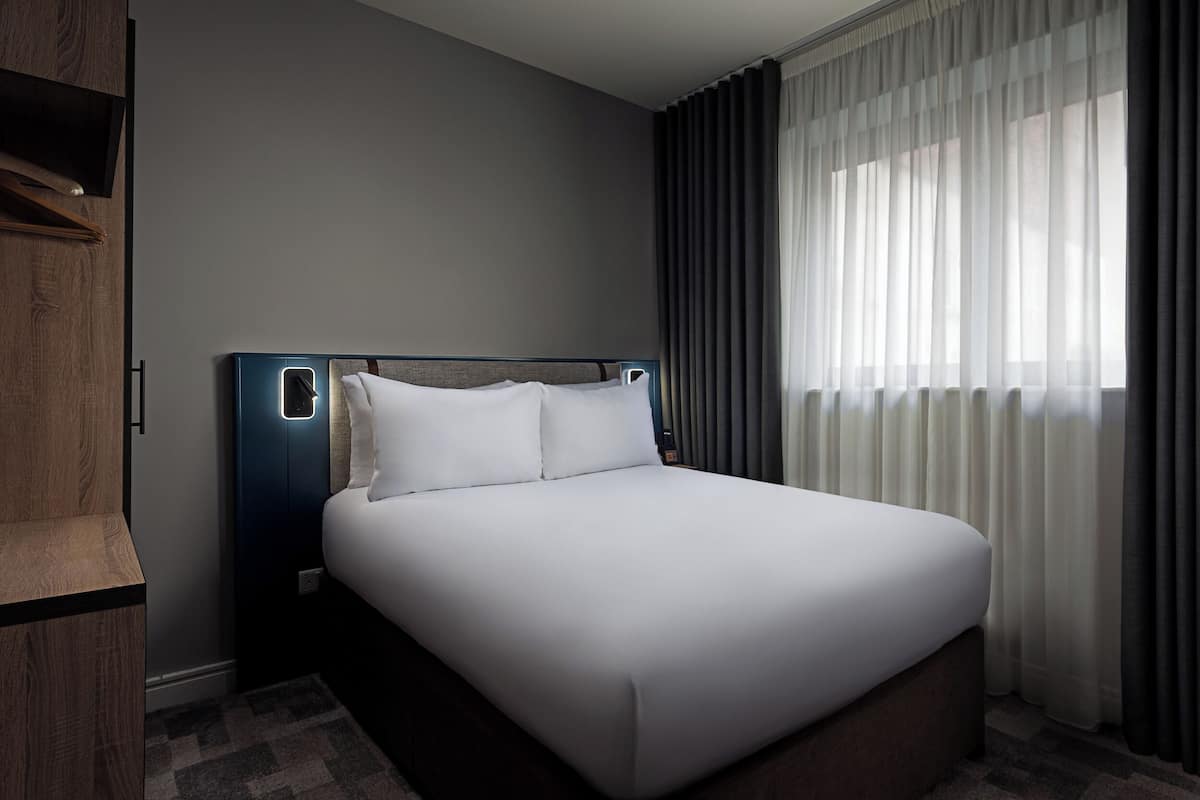 Quarto casal econômico | Cofres nos quartos, escrivaninha, ferros/tábuas de passar roupa