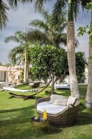 Piscina externa, guarda-sóis, espreguiçadeiras