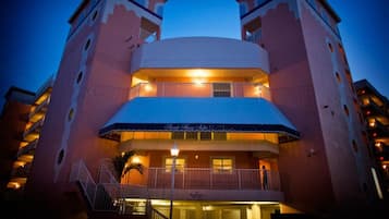 Fachada da propriedade à noite