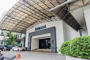 Um edifício com uma grande placa de sinalização com a palavra "ARMADA" na entrada.