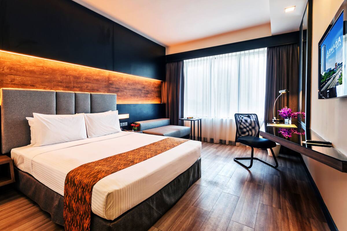 Quarto luxo (Renovated - King Bed (NS)) | Edredons de pluma, camas Select Comfort, cofres nos quartos