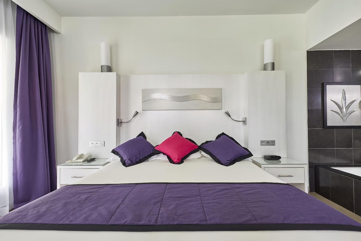 Frigobar, cofres nos quartos, cortinas blackout