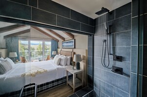 Quarto Superior, 1 cama king-size | Casa de banho | Um polibã, artigos de higiene ecológicos, um secador de cabelo 