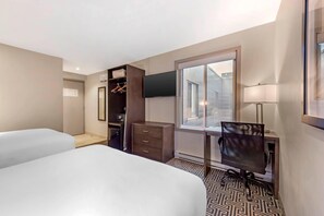 Quarto standard, 2 camas de casal, para não fumantes | Cofres nos quartos, escrivaninha, espaço de trabalho para notebook