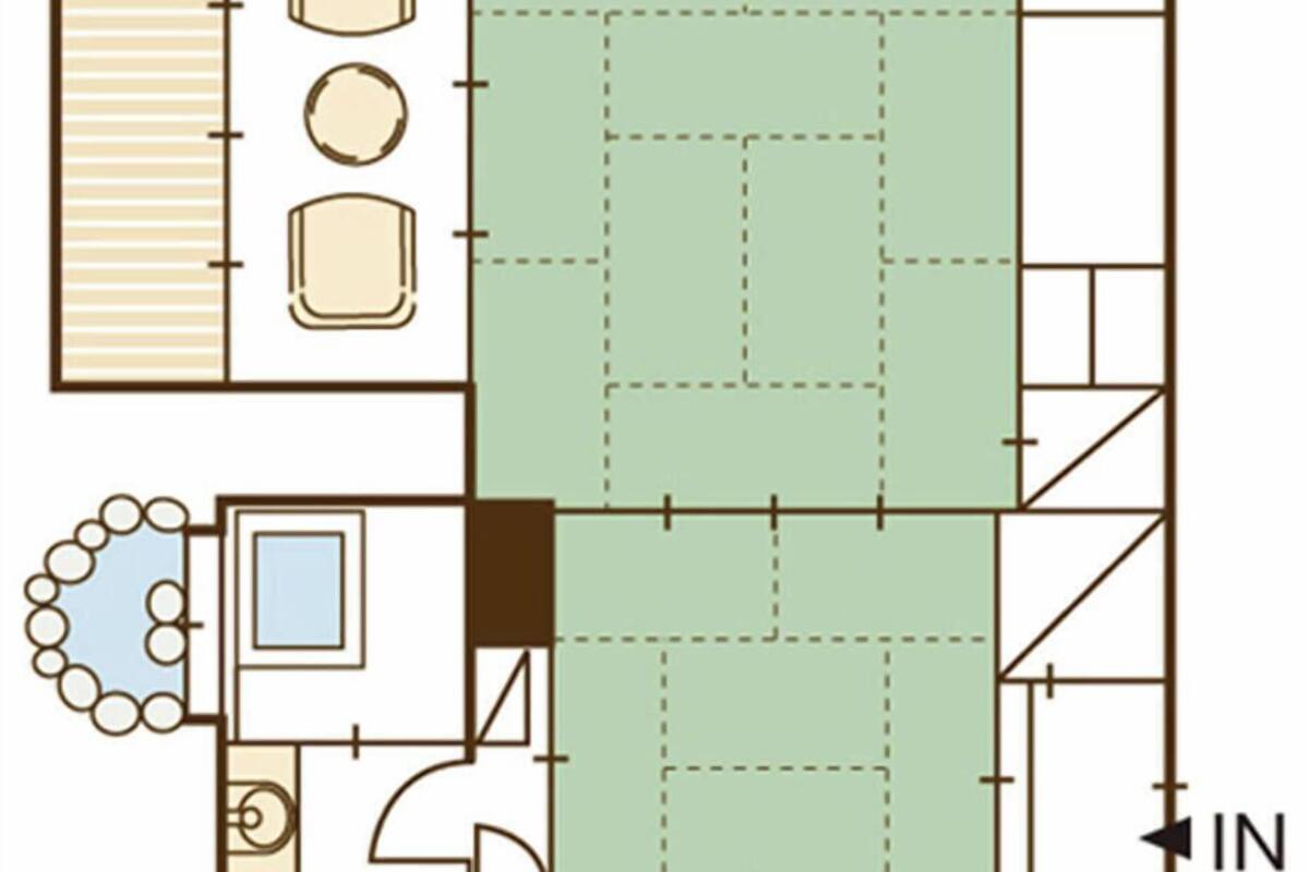 Planta baixa com uma ampla sala de estar central, cozinha, sala de jantar e banheiro.