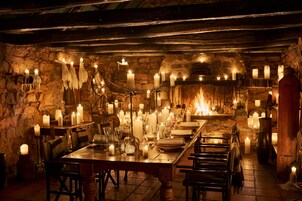 Serviço de café da manhã, almoço, jantar; restaurante ao ar livre