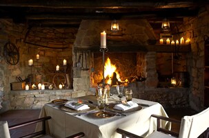 Pequenos-almoços servidos, com espaço para refeições ao ar livre 