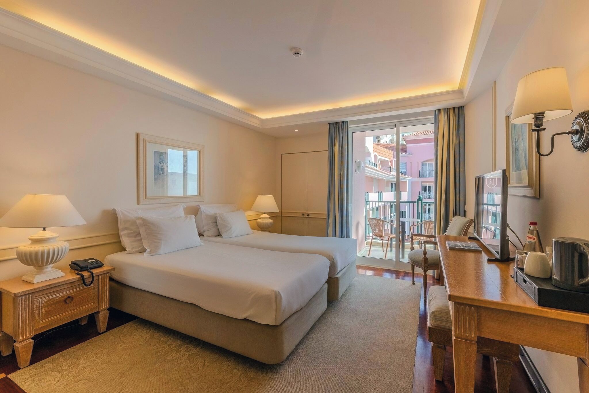 Quarto casal ou duplo luxo, sacada | Cofres nos quartos, cortinas blackout, quartos à prova de som