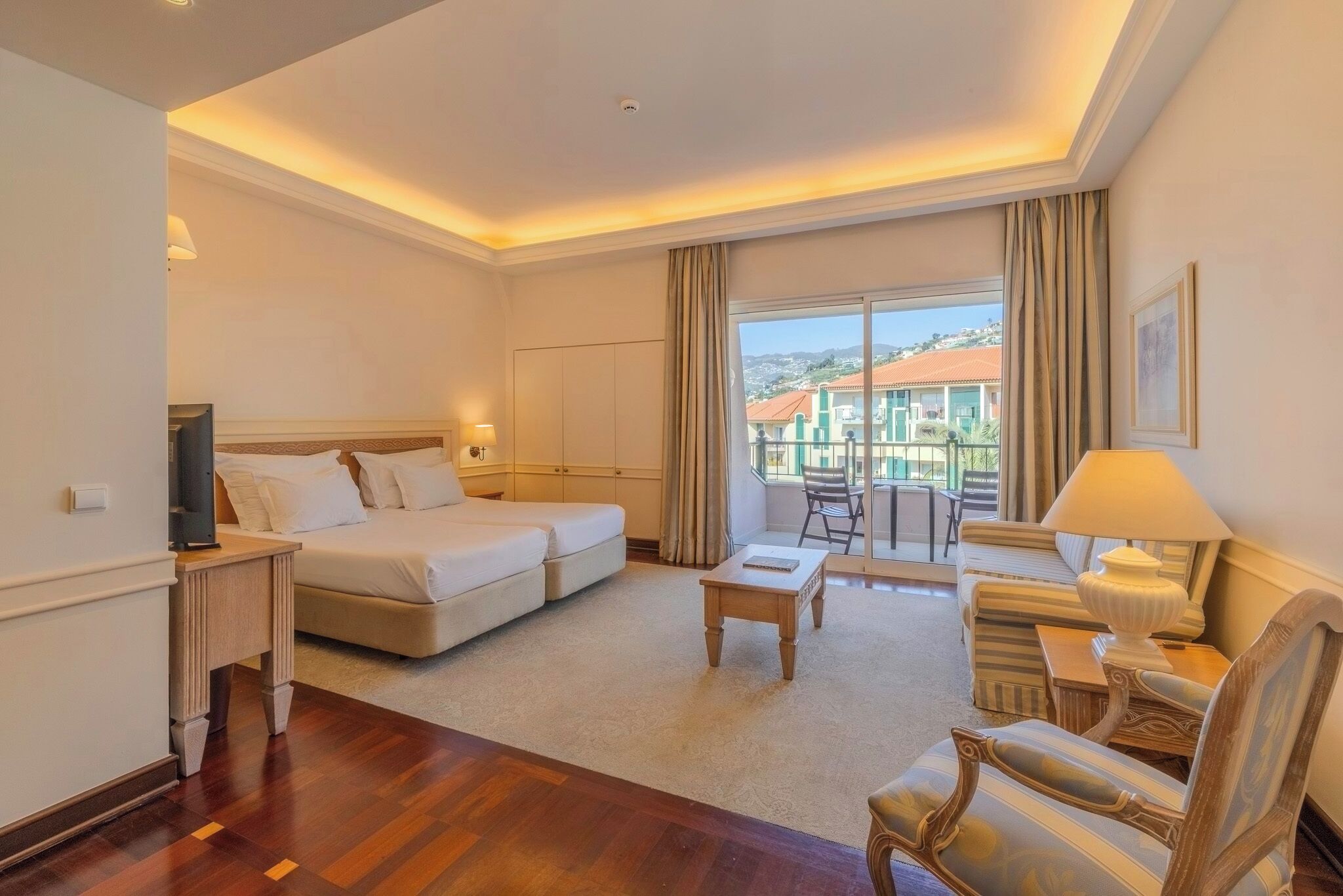 Cofres nos quartos, cortinas blackout, quartos à prova de som