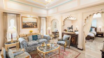 Suíte superluxo, vista para o pátio | Lençóis italianos Frette, roupas de cama premium, edredons de pluma