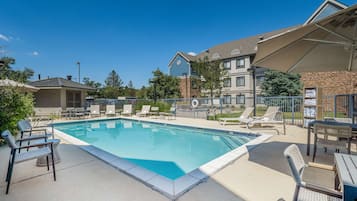 Piscina exterior sazonal, guarda-sóis, espreguiçadeiras