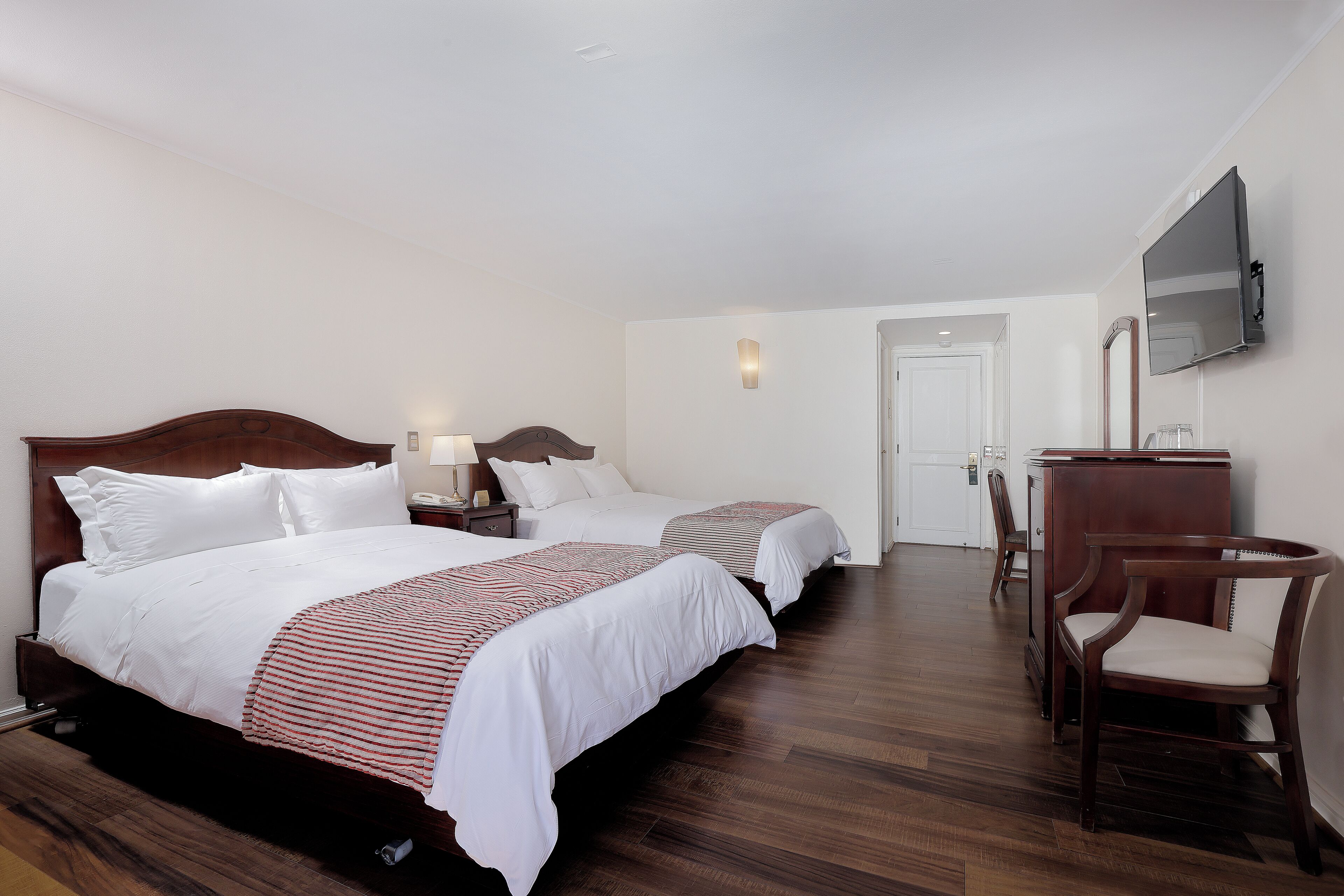 Quarto Duplo Standard, 2 camas queen-size | Roupa de alta qualidade, minibar, cofre no quarto, secretária 