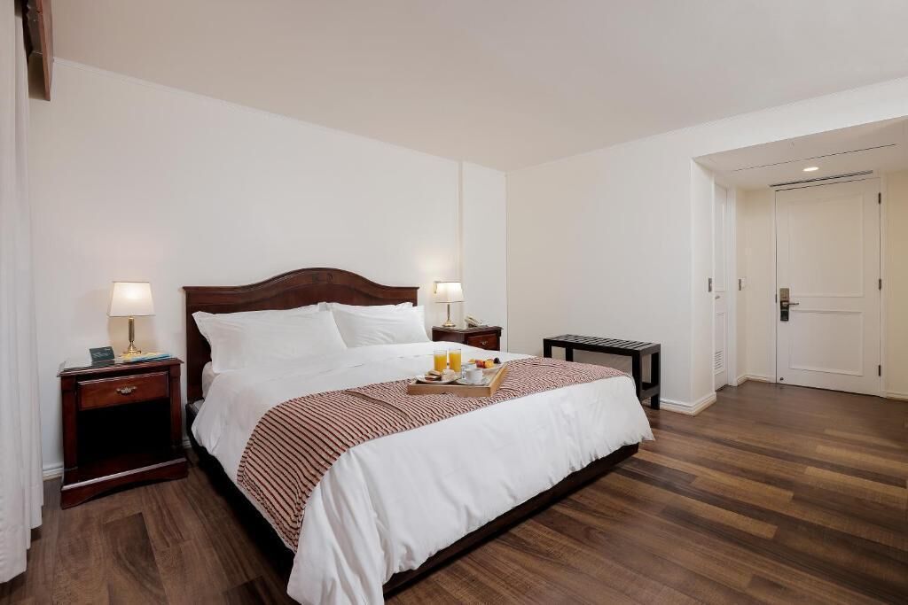 Roupa de alta qualidade, minibar, cofre no quarto, secretária 