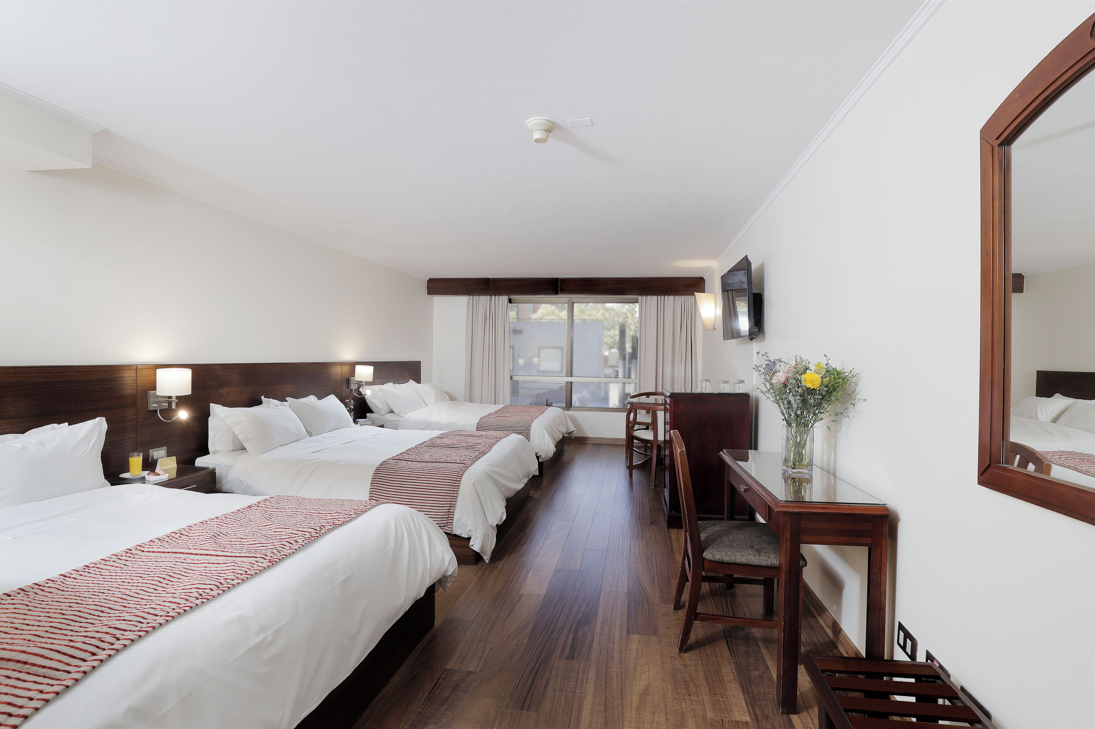 Quarto Triplo Standard | Roupa de alta qualidade, minibar, cofre no quarto, secretária 