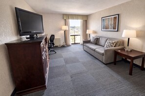 Quarto Deluxe, 1 cama queen-size e sofá-cama (Refrigerator & Microwave) | Sala de estar | Televisor LCD de 42 polegadas com canais por cabo, televisor 