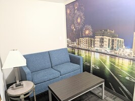 Camas com colchões pillow-top, escrivaninha, cortinas blackout