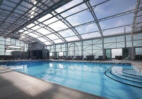 Piscina interna, funciona das 9h às 14h, espreguiçadeiras