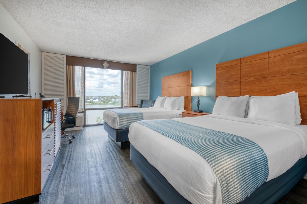 Deluxe Room with Two Double Beds - Non-Smoking | Roupa de alta qualidade, cofre no quarto, secretária 