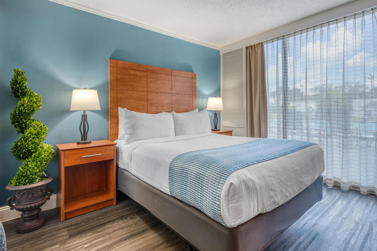 Queen Room with Roll-In-Shower- Disability Access- Non-Smoking | Roupa de alta qualidade, cofre no quarto, secretária 
