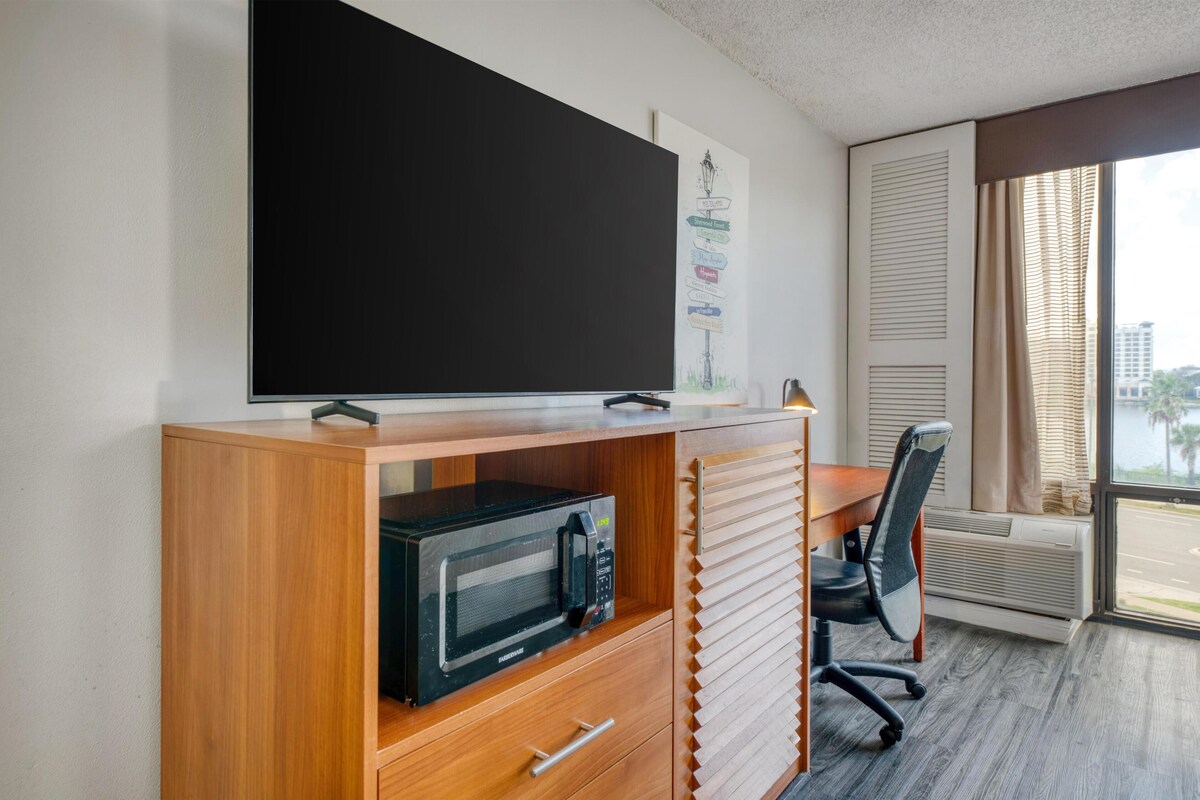Double Room with Two Double Beds -Non-Smoking | Roupa de alta qualidade, cofre no quarto, secretária 