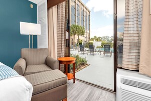 Quarto standard, 2 camas de casal, varanda, ao lado da piscina | Roupas de cama premium, cofres nos quartos, escrivaninha