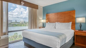 King Suite with Sofa Bed- Non-Smoking | Roupa de alta qualidade, cofre no quarto, secretária 