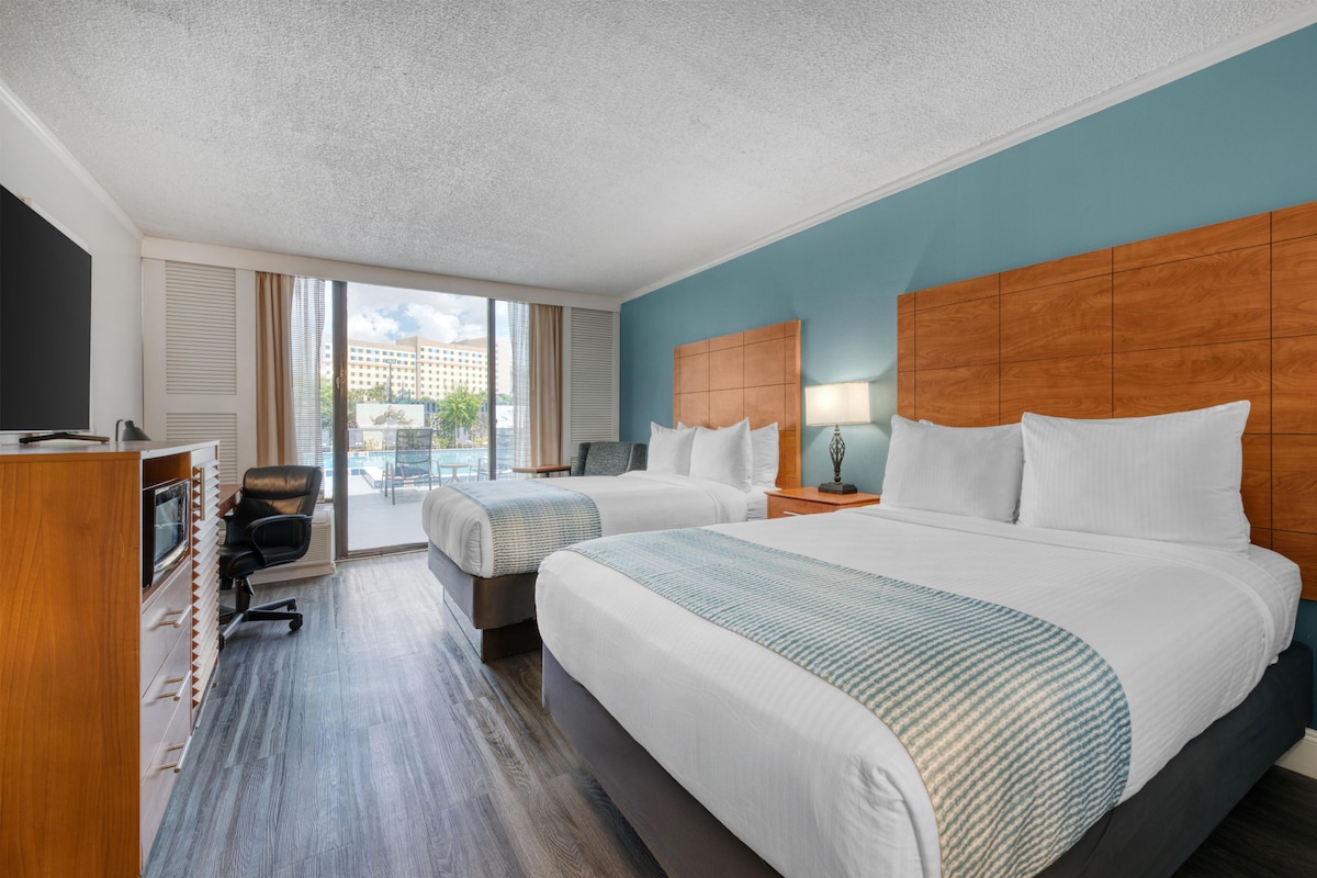 Pool Side Room with Two Double Beds - Non-Smoking | Roupa de alta qualidade, cofre no quarto, secretária 